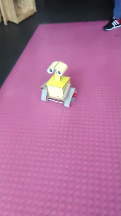 Wall-E Robot de cartón Lisy - YouTube