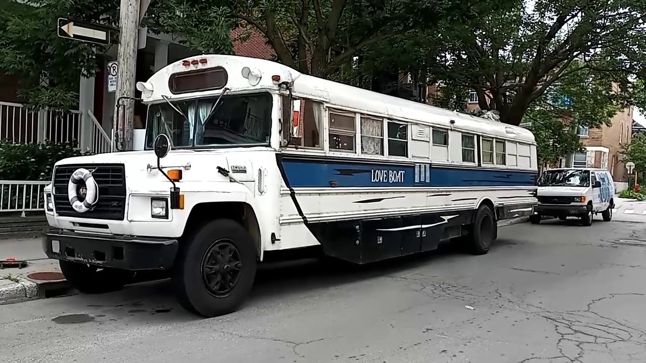 OLD FORD B700 THOMAS BUS SEEN IN MONTREAL JULY 2020 - YouTube