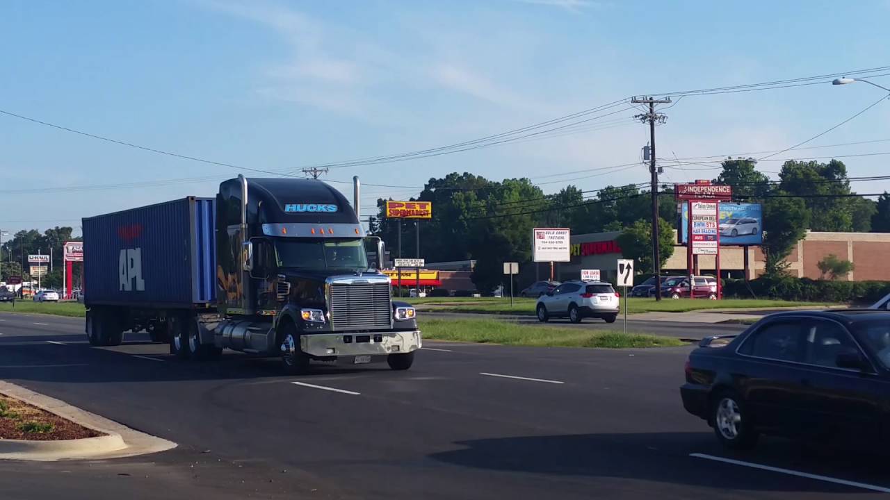 Hucks Piggyback Service Freightliner Coronado - YouTube