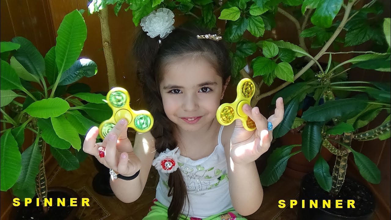 SPINNER. Cool Tricks. Крутые Спиннеры! МОНИКА ПОКАЗЫВАЕТ КРУТЫЕ ТРЮКИ ...
