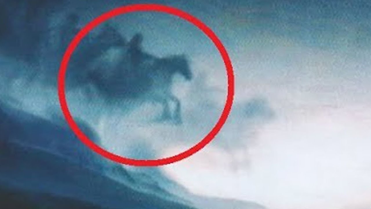 3 Minutes Ago!! Unexplainable Things in the Sky Caught on Camera - YouTube