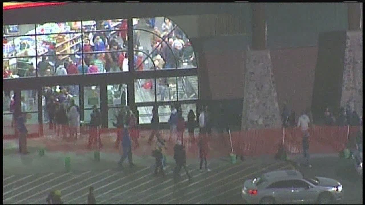 Uncut: Big crowd enters Menards store on Black Friday - YouTube