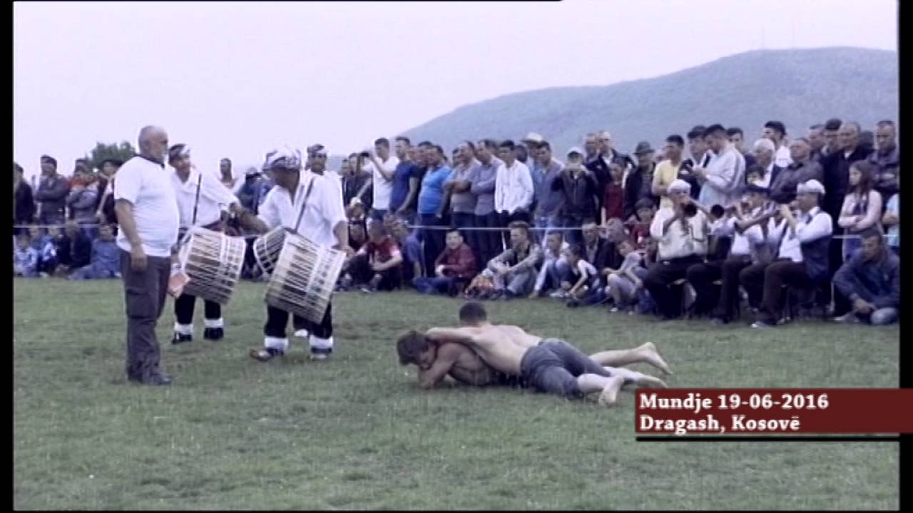 Mundja tradicionale Dragash Kosove (pelivanet) - YouTube