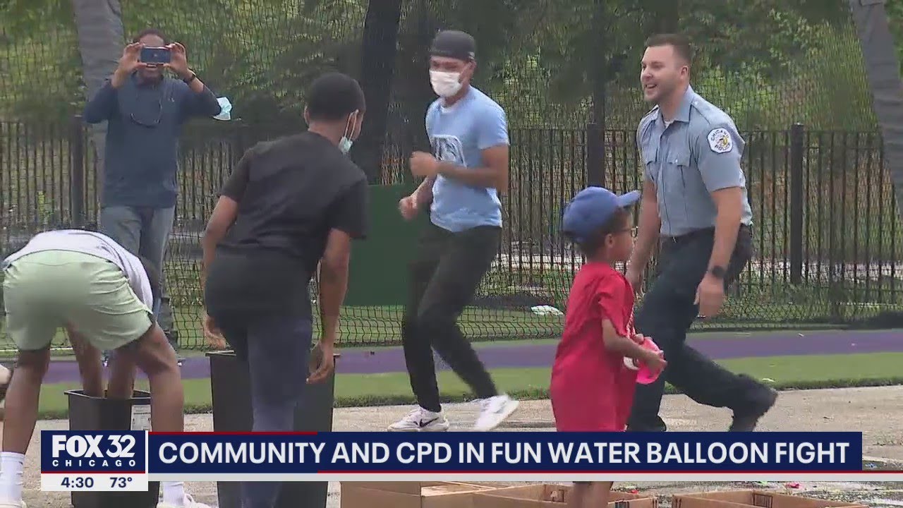Chicago community, police officers engage in fun water balloon fight ...