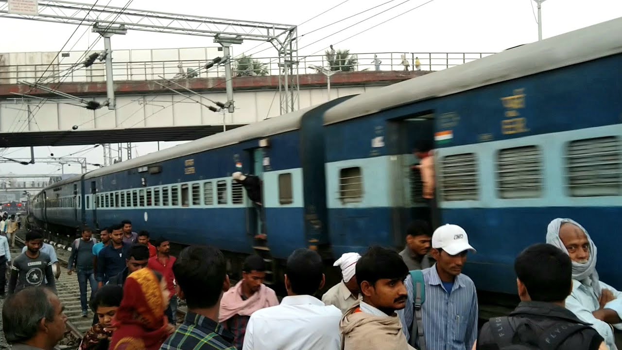 Howrah Jamalpur Express arriving at Bhagalpur Junction People Standing ...