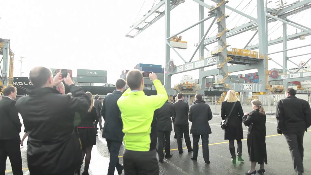 London Gateway First Ship Arrival - 7th November 2013 - YouTube