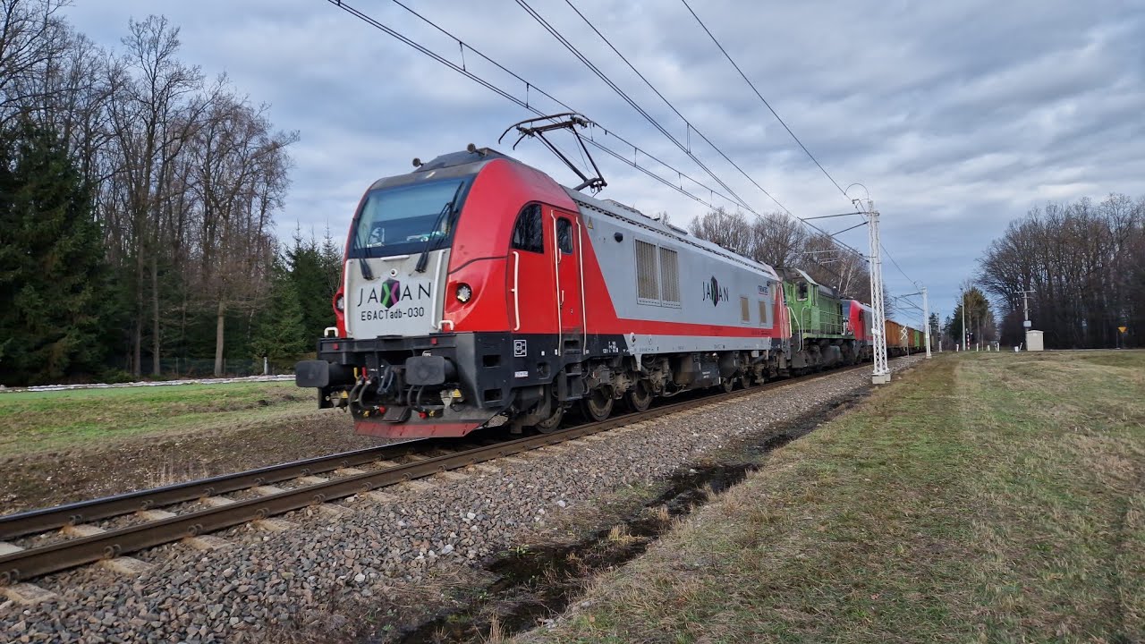 E6ACTadb-030 + TEM2-259 + E4MSU-001 ze składem węglarek, zbliżają się do p.o. Leśniczówka 29.12. ...