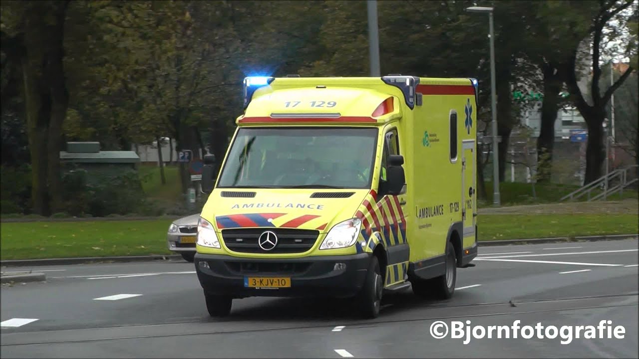 A1 Ambulance 17-129 komt met spoed aan bij het EMC Rotterdam - YouTube