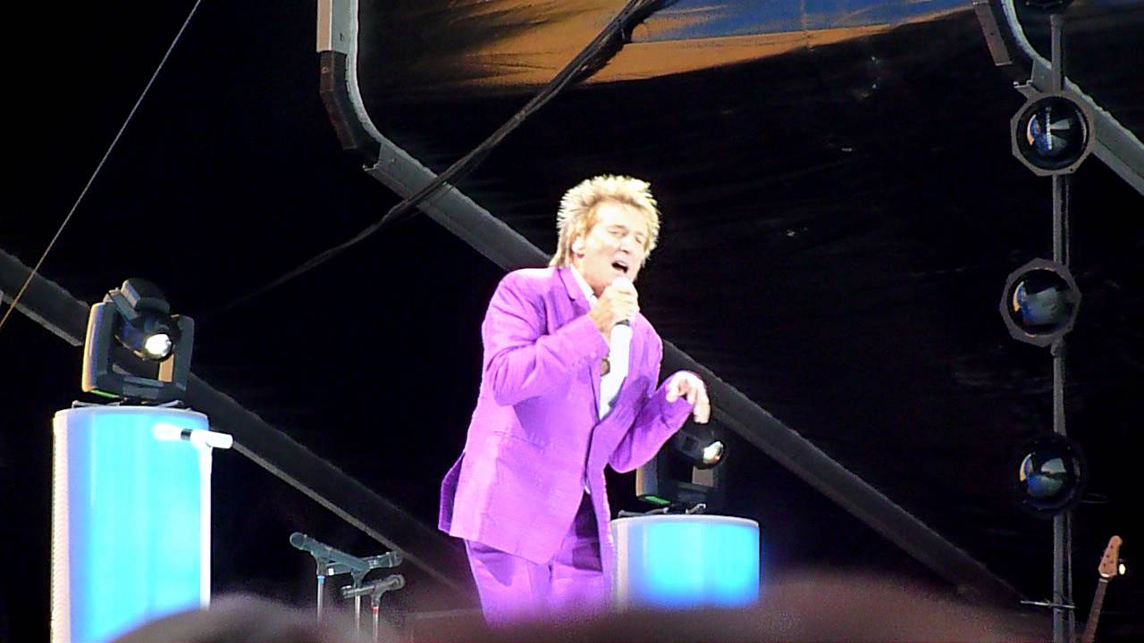 Rod STEWART-LIVE IN NORWICH 2011- Shake Your Moneymaker - YouTube