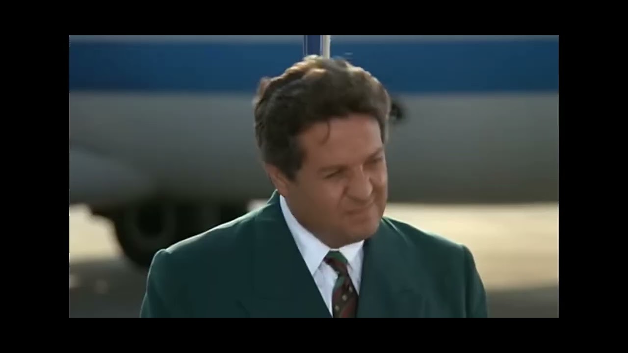 LE COMICHE 2 PAOLO VILLAGGIO E RENATO POZZETTO FANNO I PILOTI D'AEREO ...