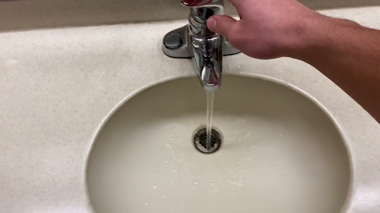 Red Robin Men’s Restroom - YouTube