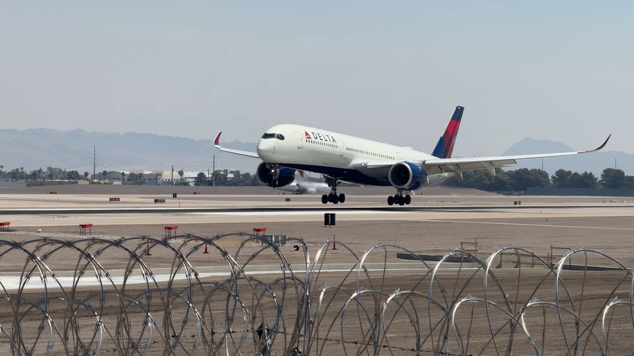 Delta Air Lines Airbus A350-941 lands at Las Vegas | N515DN - YouTube
