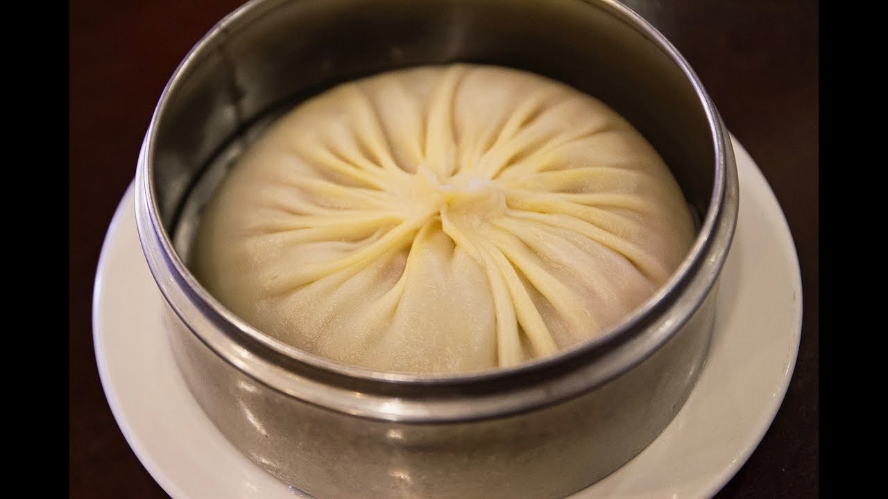 Cooking Giant Momo at home - घर पर विशालकाय मोमो खाना बनाना सीखें ...