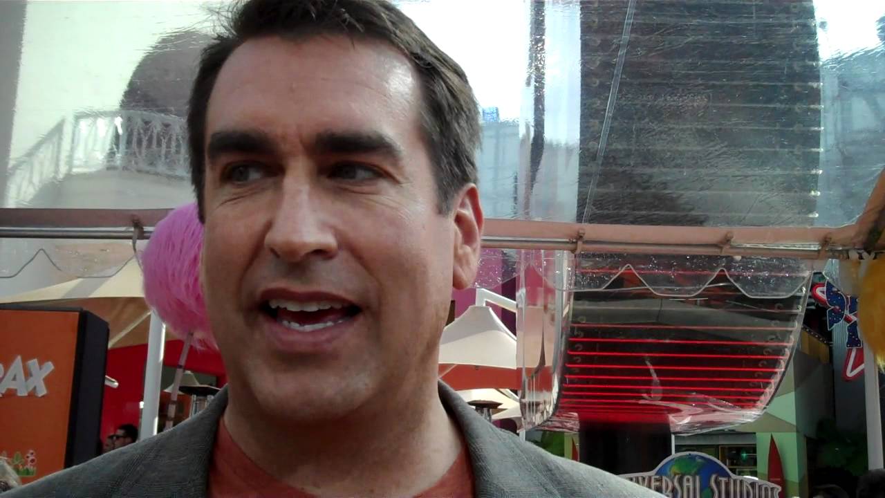 Rob Riggle at the premiere of "The Lorax" - YouTube
