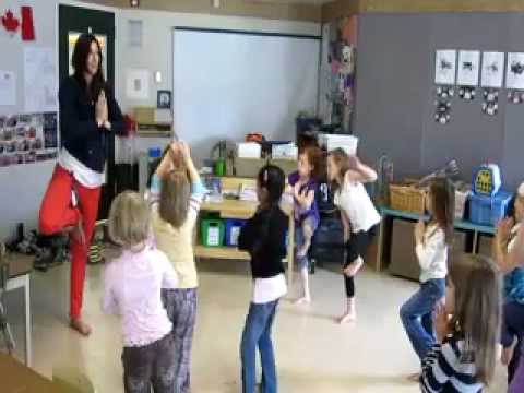 Michael Franti Kindergarten Yoga.mp4 - YouTube