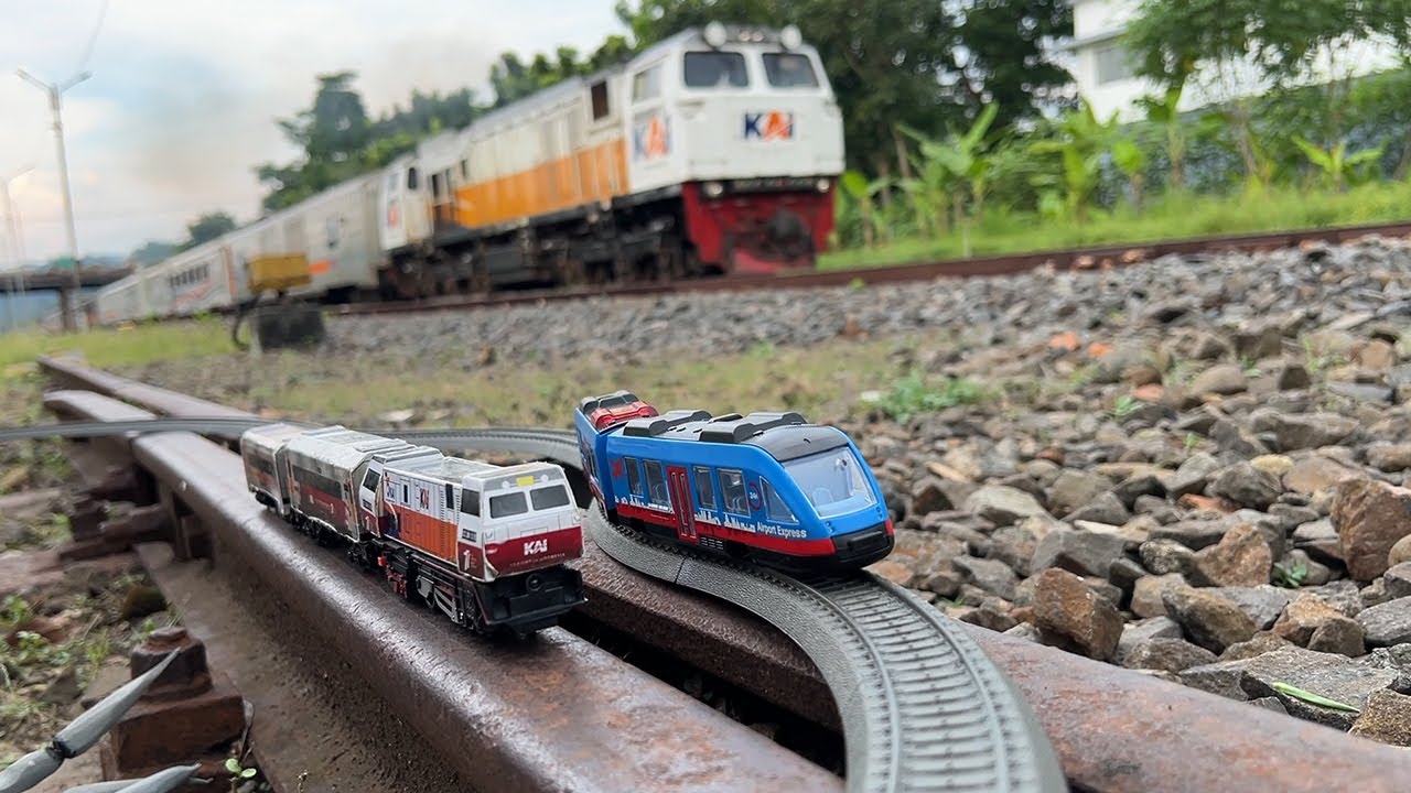 Merakit Rel Kereta Api Oleng di Stasiun! Kereta Tomy Plarail RC dan ...