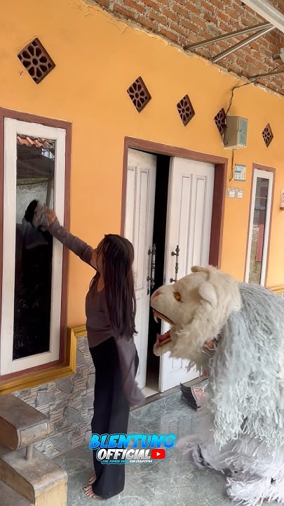 Cewe cantik lagi bersihin kaca rumah tangannya dimakan can macanan - YouTube