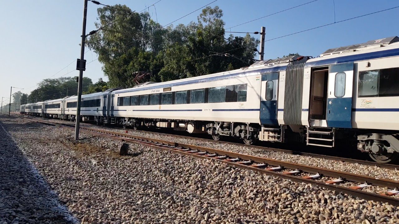 Vande Bharat Train Amb Andaura New Delhi | वंदे मातरम और वंदे भारत एक ...