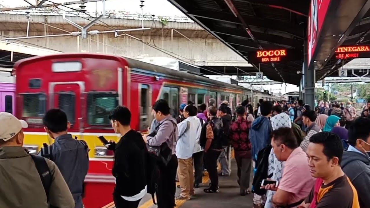 KERETA KRL COMMUTER LINE tujuan Bogor berhenti di stasiun Tanah Abang ...