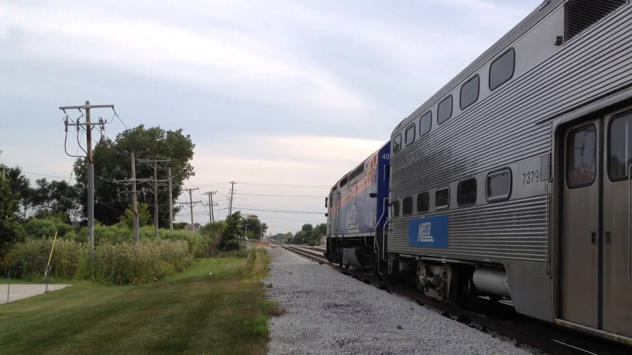 Metra MP36 409 leads a commuter train through Tinley Park - YouTube