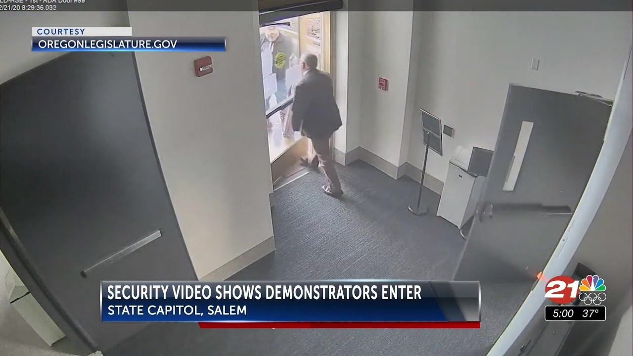 Security video shows Oregon rep. letting protesters into Capitol - YouTube