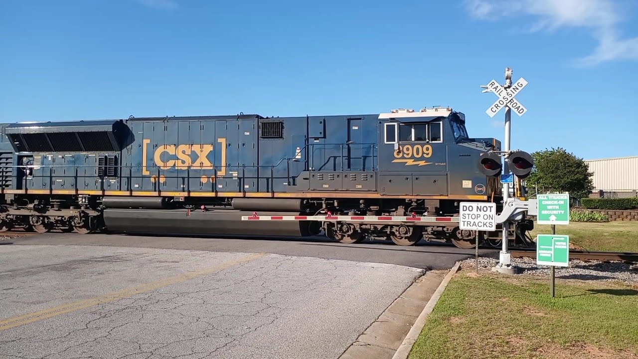 Q693 On The McCormick Subdivision At Evans Georgia With Lead Locomotive ...