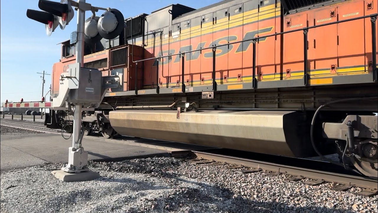 BNSF E-CEJBTM at Waverly, Illinois - YouTube