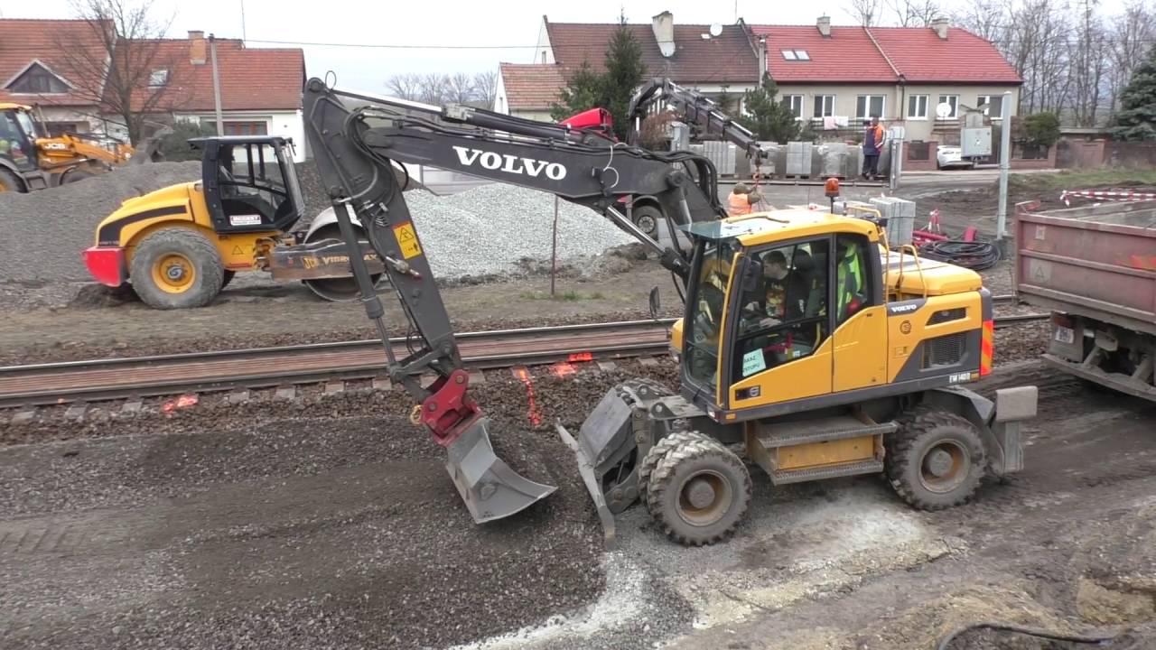 Volvo EW 140D load Tatra 815 - YouTube