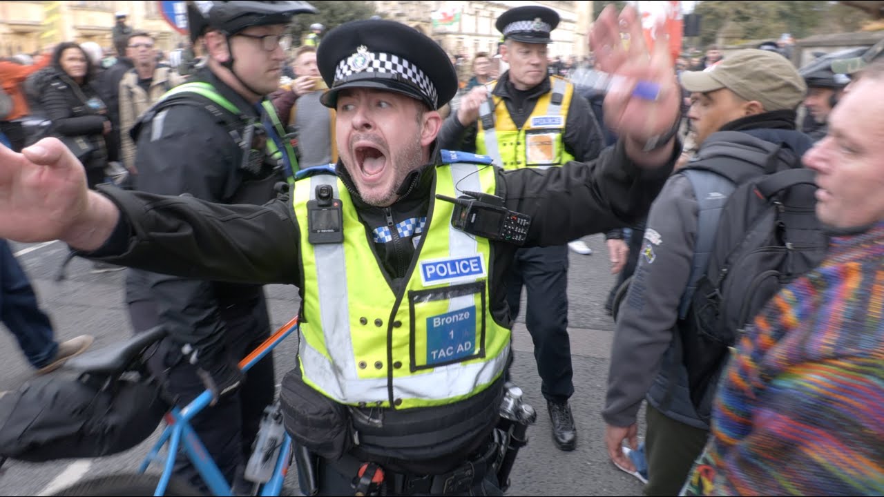 Heavy police presence as demonstrators face off during Oxford LTN ...