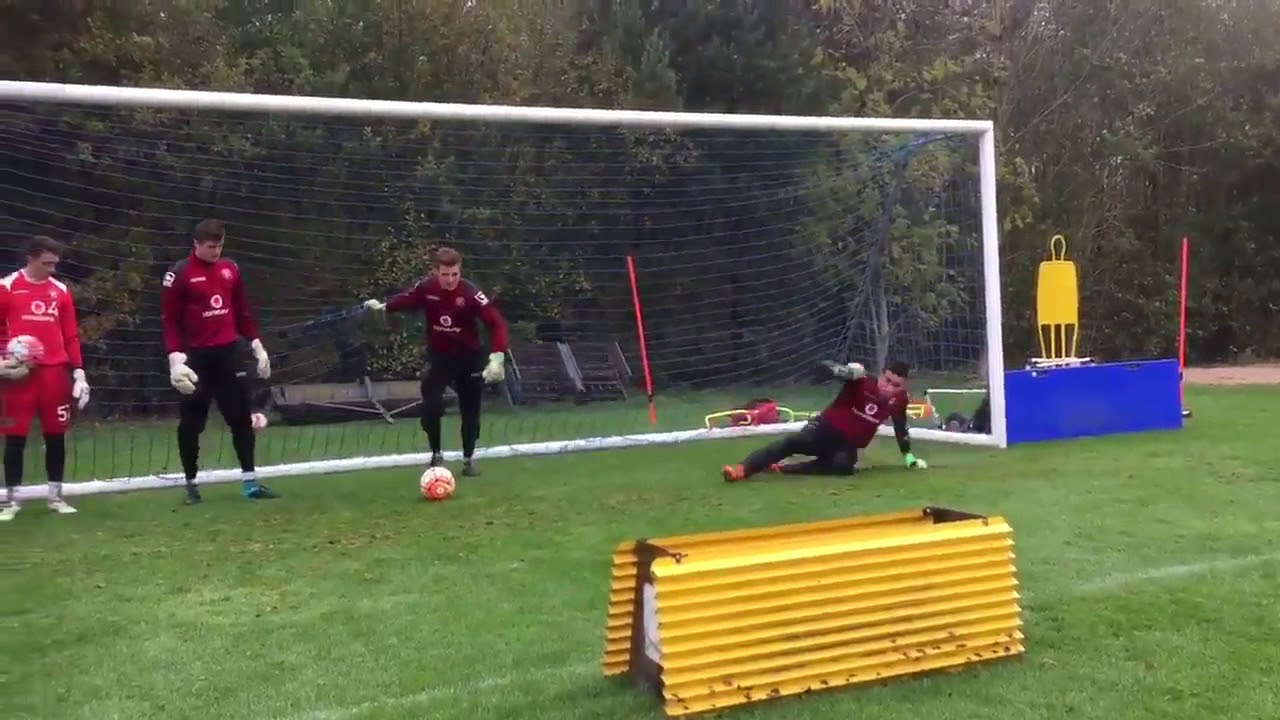 O Impressionante Método De Treino Dos Guarda-Redes Do Walsall - YouTube