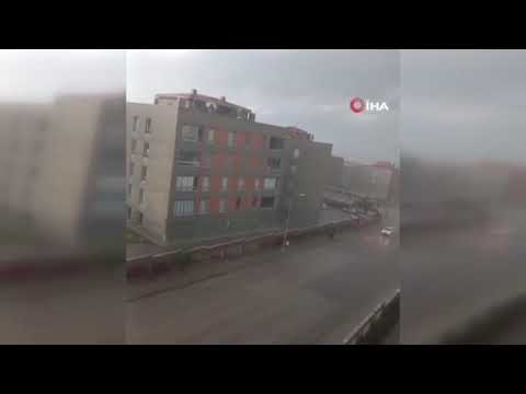 Eskişehir’de sağanak yağış etkili oldu, sokaklar sular içinde kaldı