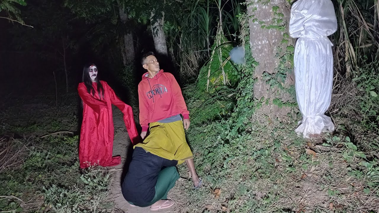 sembunyi dalam sarung, pocong feat hantu merah prank || hide in the ...