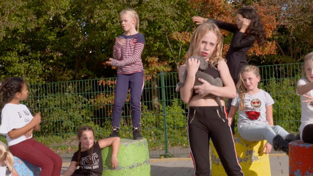 Chillia - Supergirl (Official video) - YouTube