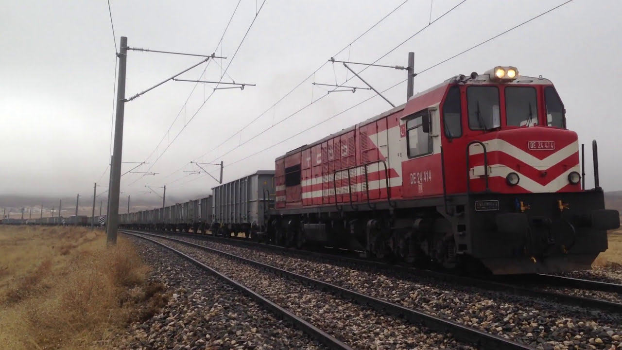 TCDD DE24000 YÜK TRENİ KORNALI GEÇİŞ - YouTube