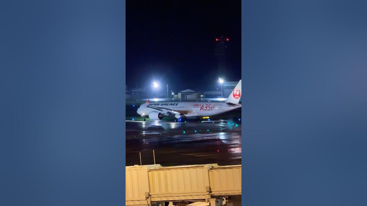 【夜の那覇空港】Part.2 滑走路に向かうJAL Airbus A350-900 #那覇空港 #滑走路 #夜景 #jal #a350 - YouTube