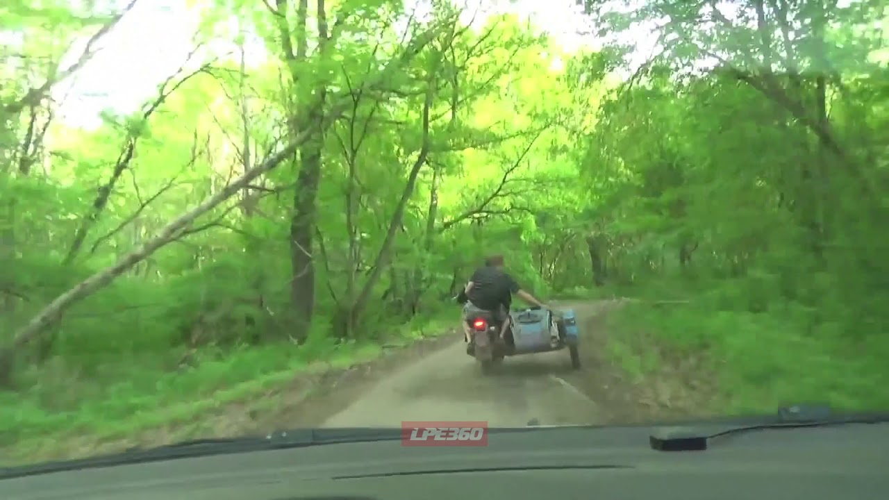 Russian police pursue motorcycle with sidecar - YouTube