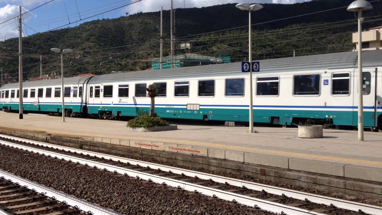 E402 A Intercity Trenitalia arrivo a Sestri Levante 18.08.2014 - YouTube