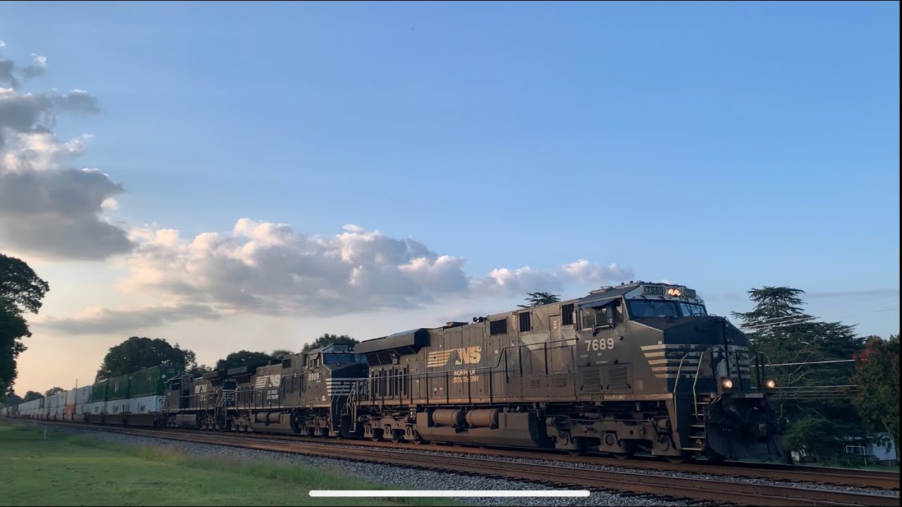 NS 27A shoots through Wellford, SC with an ES44DC leader - YouTube