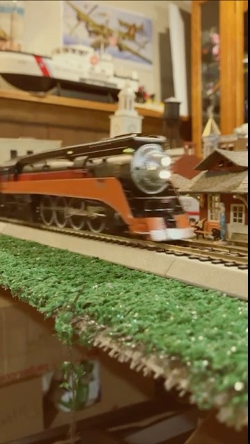 MTH Southern Pacific Daylight GS4 rolling past the Depot. (ho scale ...