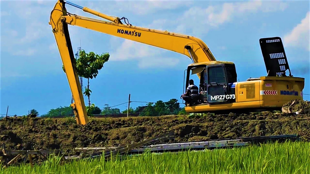 Long Reach Excavator Working On River Bank Reinforcement - YouTube