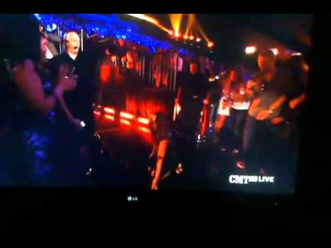 Shania Twain Falls at Country Music Awards 2011(another star did it ...