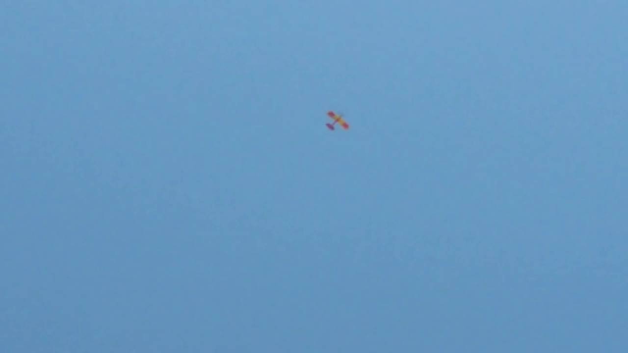 Aviao ugly stick de depon com motor 0.15 glow voando no campo de nova ...