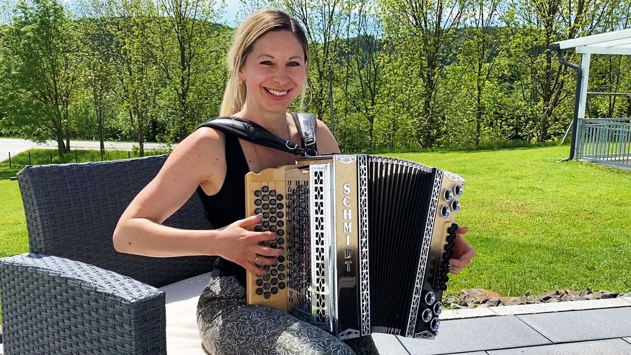 Claudia Hinker spielt "Med krošnjarji" von Franz Mihelič - YouTube