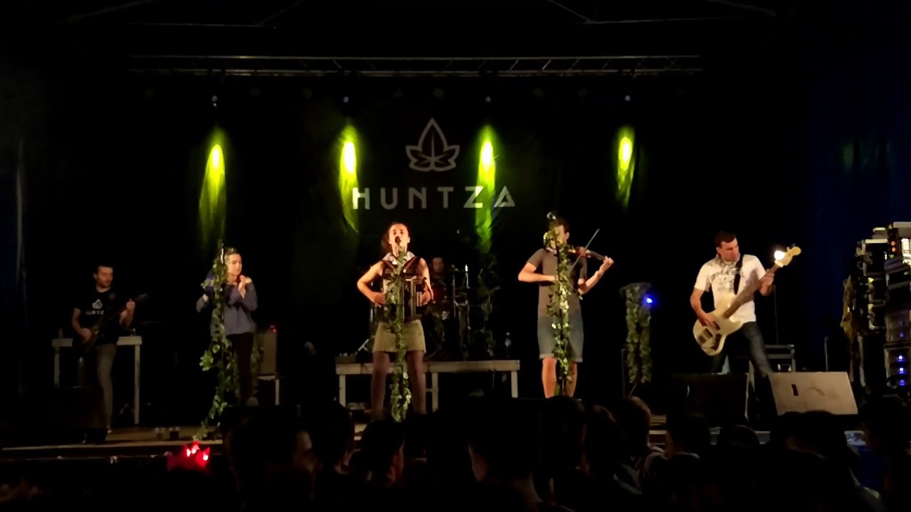 Huntza - Aldapan Gora - Aretxabaleta 2017 - YouTube
