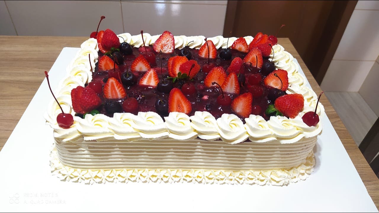 Confeitando BOLO DE FRUTAS VERMELHAS - fácil e delicioso! - YouTube