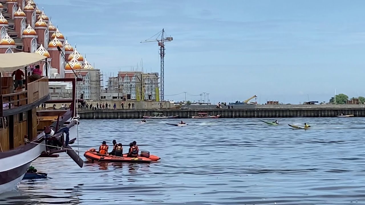 Lomba Balap Perahu Katinting Pantai Losari Makassar - YouTube