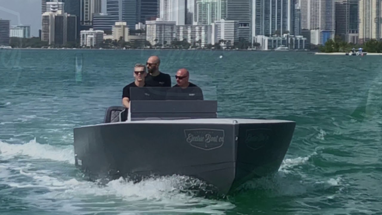 The Biggest Electric Center Console | Fast Electric Boat | Phoenix 29 ...