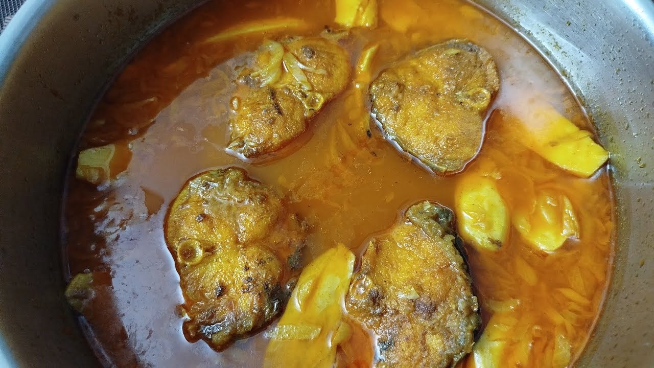 কাতলা মাছ দিয়ে কচুর মুখির ঝোল। Katla fish with kochur mukhi jhol ...