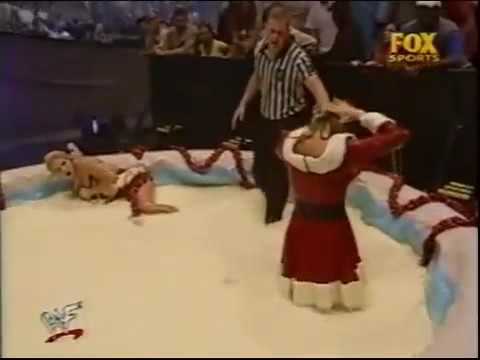 Stacy Keibler vs Torrie Wilson (EGGNOG MATCH!) wwe