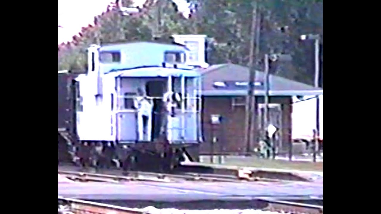 Metra MOW. 2010. Part 1: caboose whistle. - YouTube